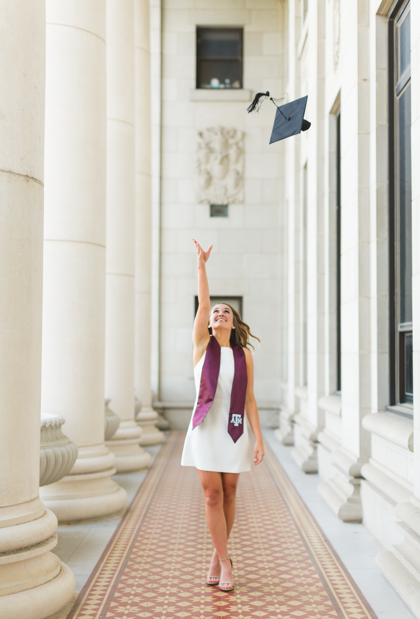 73 AMAZING College Graduation Pictures to Take in 2024!