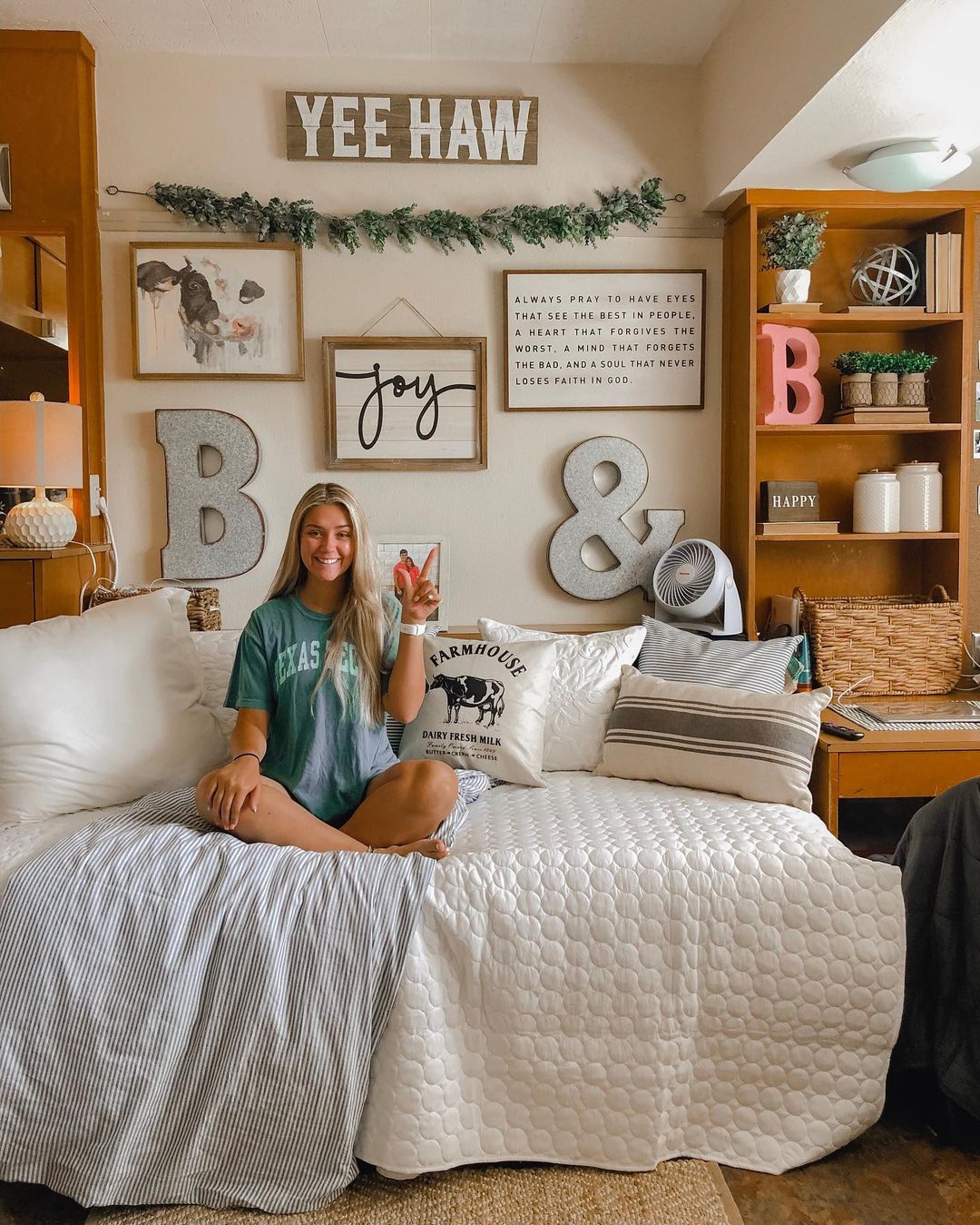 BEAUTIFUL Dorm Room Inspiration For College Girls! - Home Styling By Maya